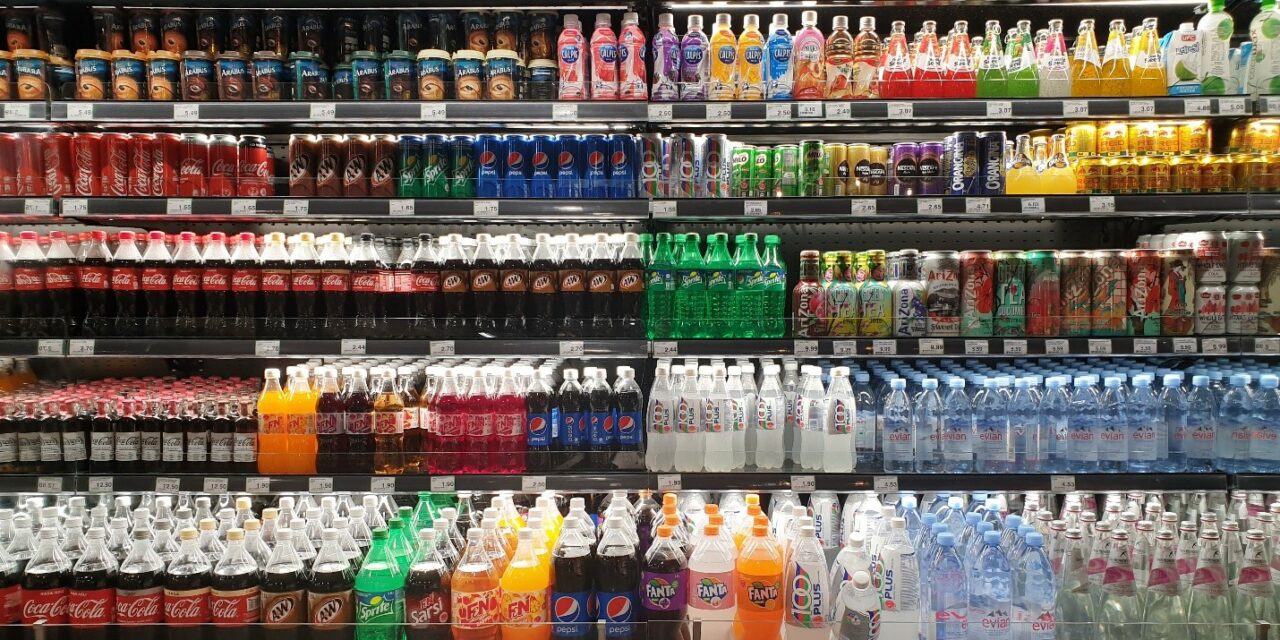 Will a Drink Stay Colder in a Container Made of Plastic or Metal?